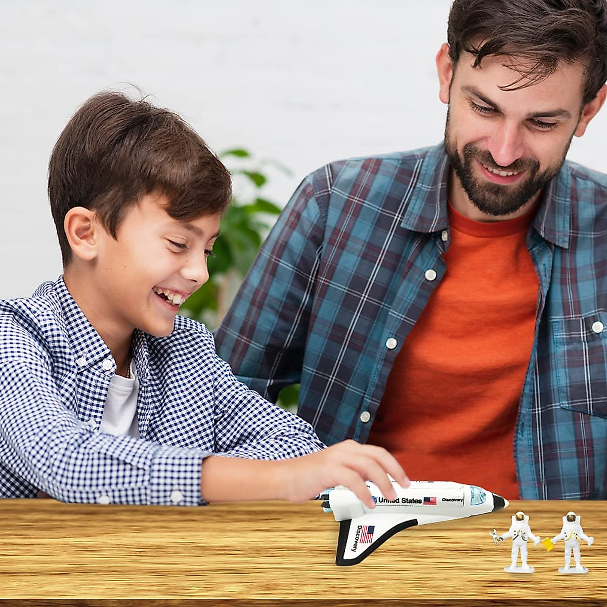 ArtCreativity Space Shuttle Toy Set with 2 Astronaut Figurines, Cool Space Toys for Kids-Diecast Metal Shuttle with Lights, Sounds and Pullback Motion, Best Space-Themed Gifts for Boys & Girls