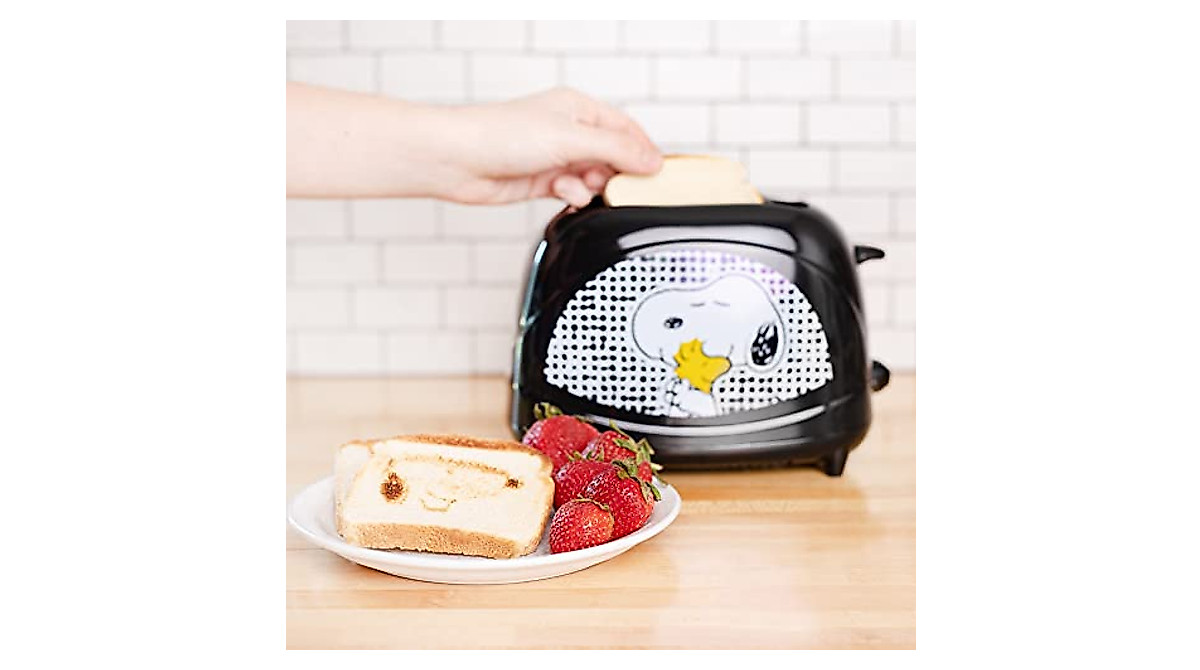 Uncanny Brands Snoopy Toaster - Toast Snoopy's Face!