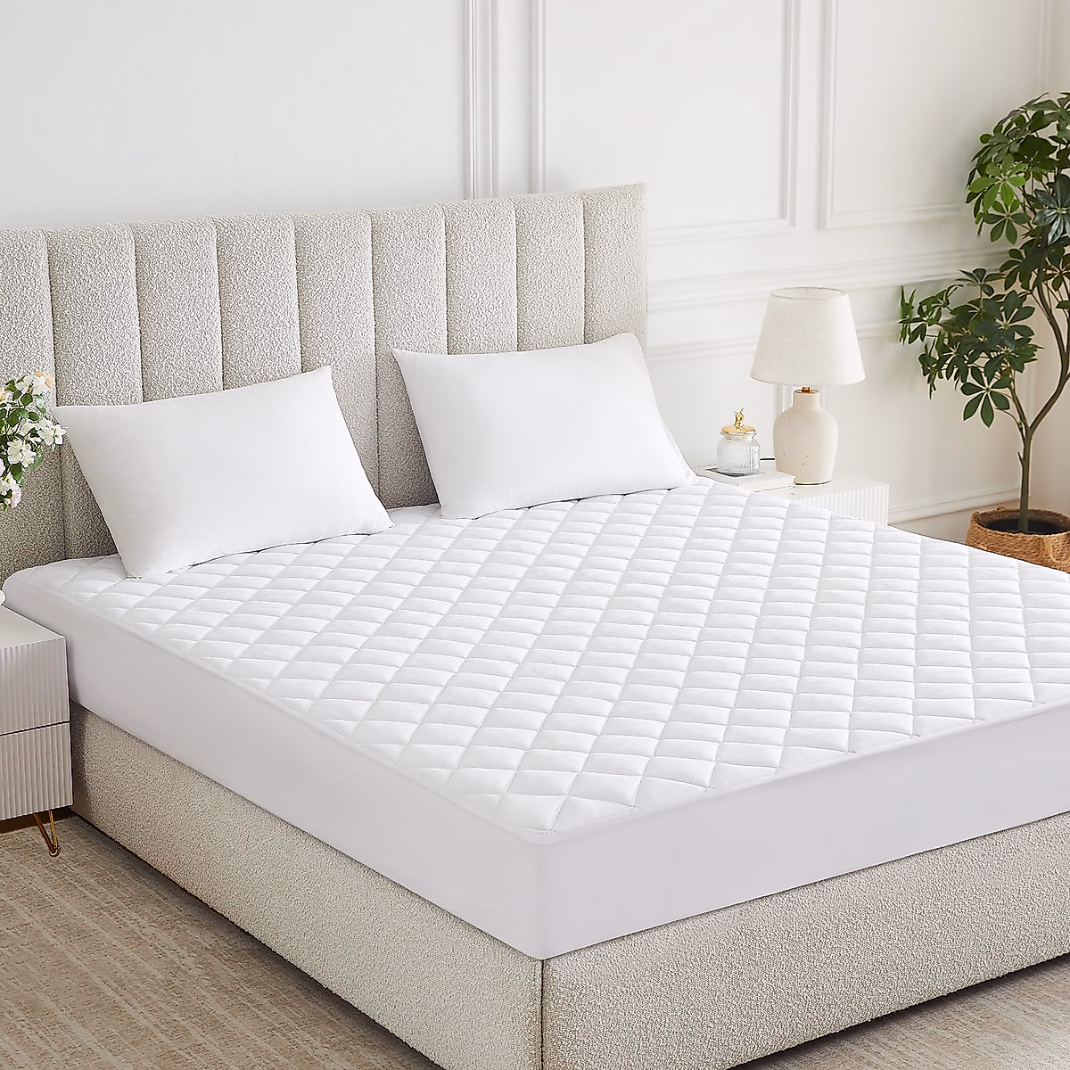 Yinlnpaul Queen Quilted Fitted Mattress Pad Breathable Mattress Protector Queen Size Machine Washable Mattress Cover Soft Mattress Topper with Deep Pocket Fitted 21 Inches (Queen,White)