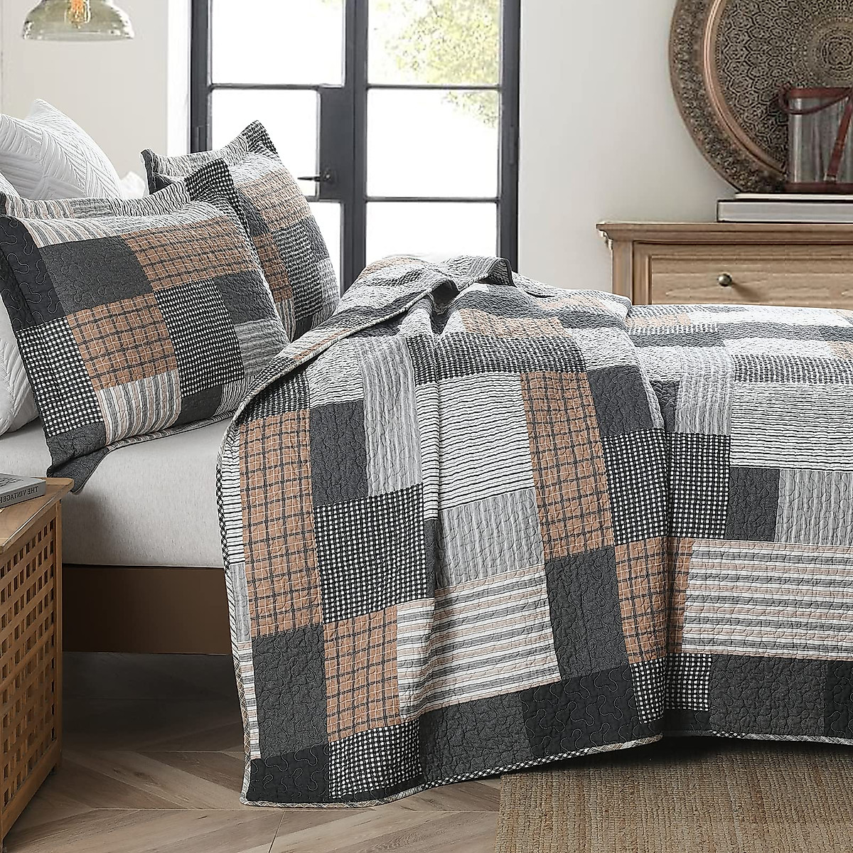 SahSahCasa, Queen Bedding Set, 3Pcs, 100% Cotton, Farmhouse Patchwork Quilt, Plaid Reversible, Grey/Black/Brown/White, All-Season Use, Lightweight, Washable