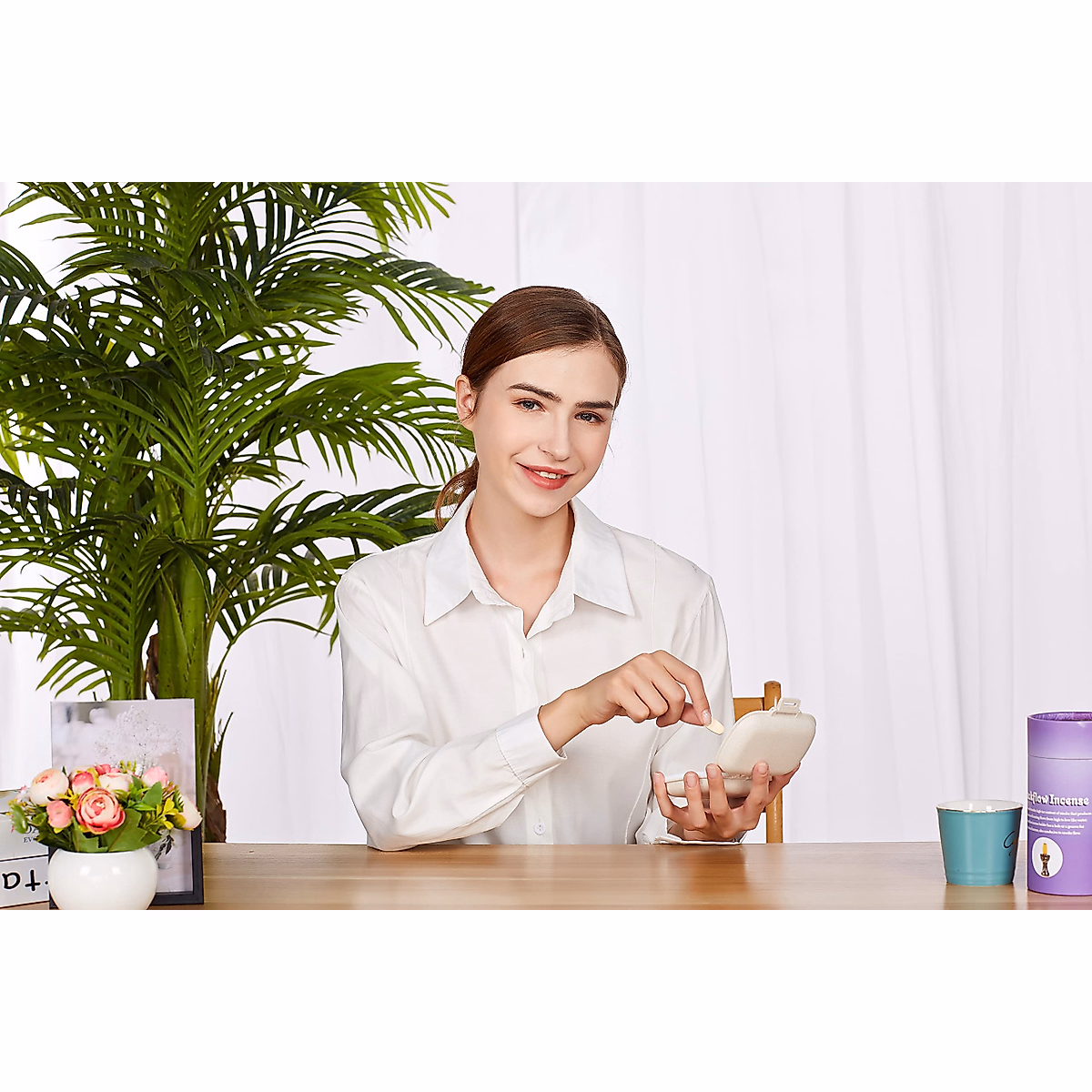 Holii Travel Pill Organizer, 8 Compartments Portable Pill Case, Daily Pill Box to Hold Vitamins, Small Pill Container for Pocket Purse Medicine Organizer（Khaki）