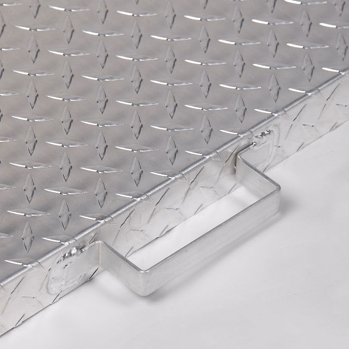 TITAN GREAT OUTDOORS Griddle Cover Fits 28in Blackstone Grill, Diamond Plated Aluminum Flat Top Griddle Guard Cover