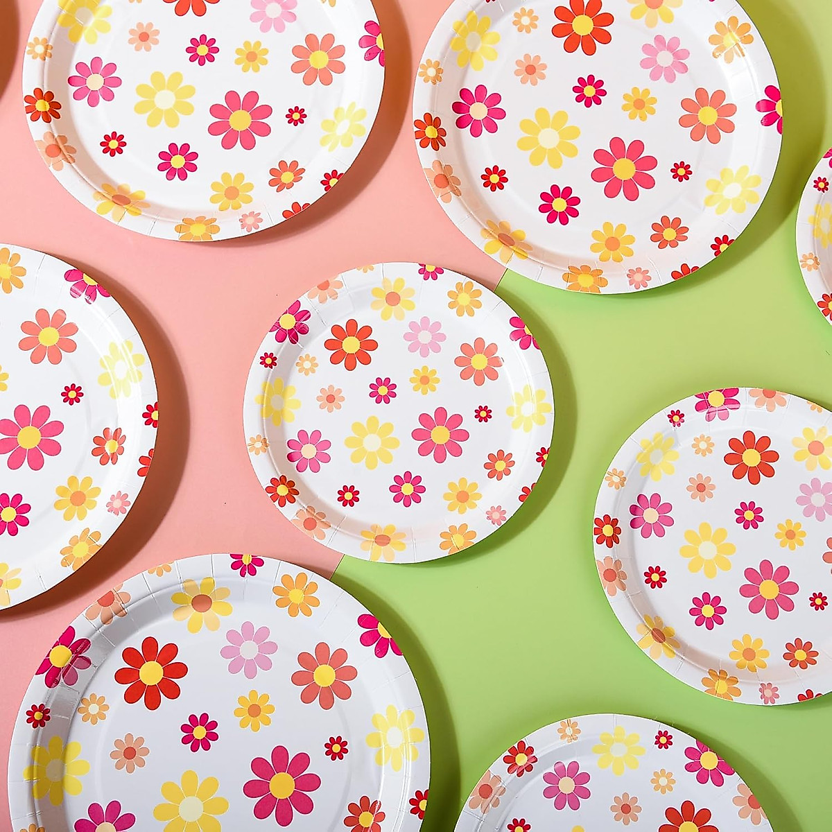 United-Unicorns 48 PCS Groovy Retro Daisy Party Plates - Hippie Boho Flower Round Disposable Plates for 60s and 70s Themed Parties, Birthdays, Baby Showers, Weddings, and Bridal Tableware