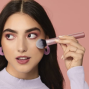 Real Techniques Tapered Cheek Makeup Brush, For Blush, Highlighter, Loose, Or Pressed Powder, Synthetic Bristles, Precise Makeup Application, Stocking Stuffer, Cruelty Free, 1 Count