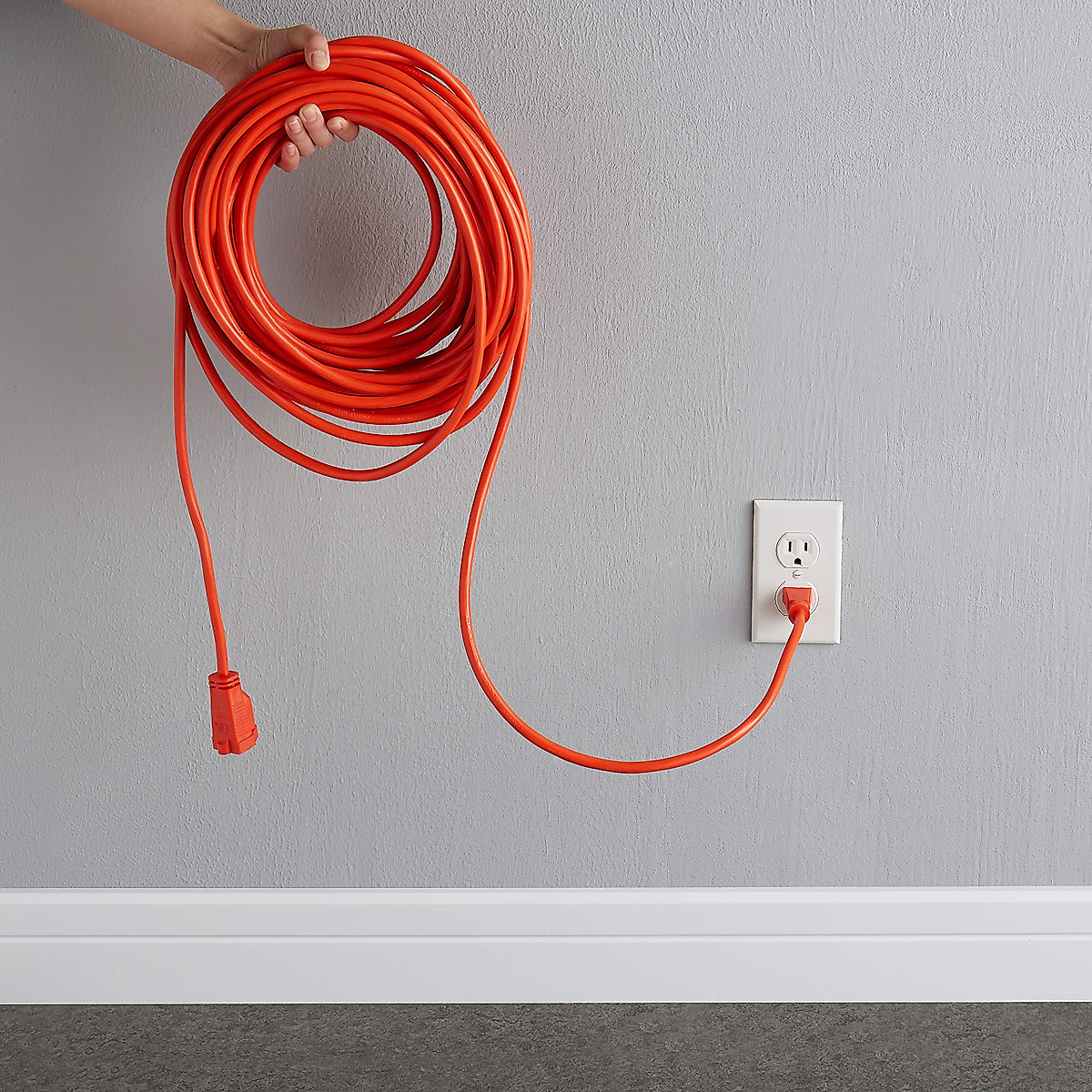 Amazon Basics 100-Foot 3-Prong Vinyl Indoor/Outdoor Extension Cord - 10 Amps, 1250 Watts, 125 VAC - Orange