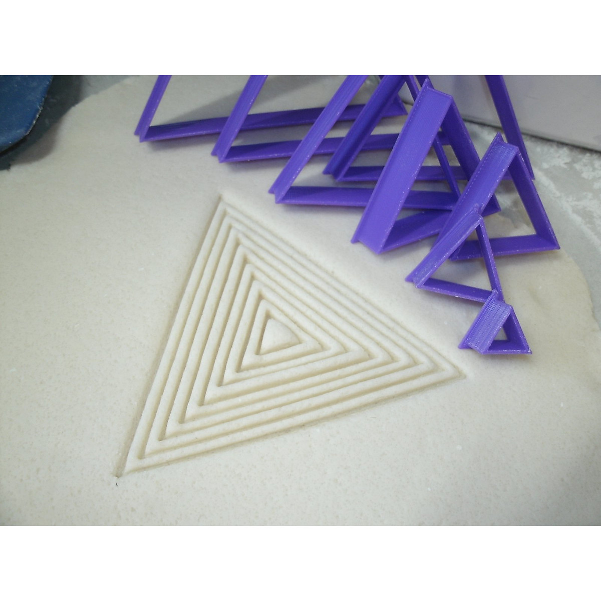 TRIANGLE SHAPE FRAME SET OF 8 SIZE COOKIE CUTTERS USA PR756