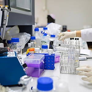 PATIKIL 10 Pack Reagent Media Storage Bottles, 100ml Borosilicate Glass Graduated Round Bottles with GL32 Blue Screw Cap for Lab Water Reagent Liquids, Clear