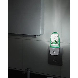 RisQiten St. Patrick's Day Night Light, LED Plug in Night Light, Green Checkered Board Truck Clover Gold Night Lights with Dusk to Dawn Sensor Decorative Kids/Adults Nightlight for Bedroom Bathroom