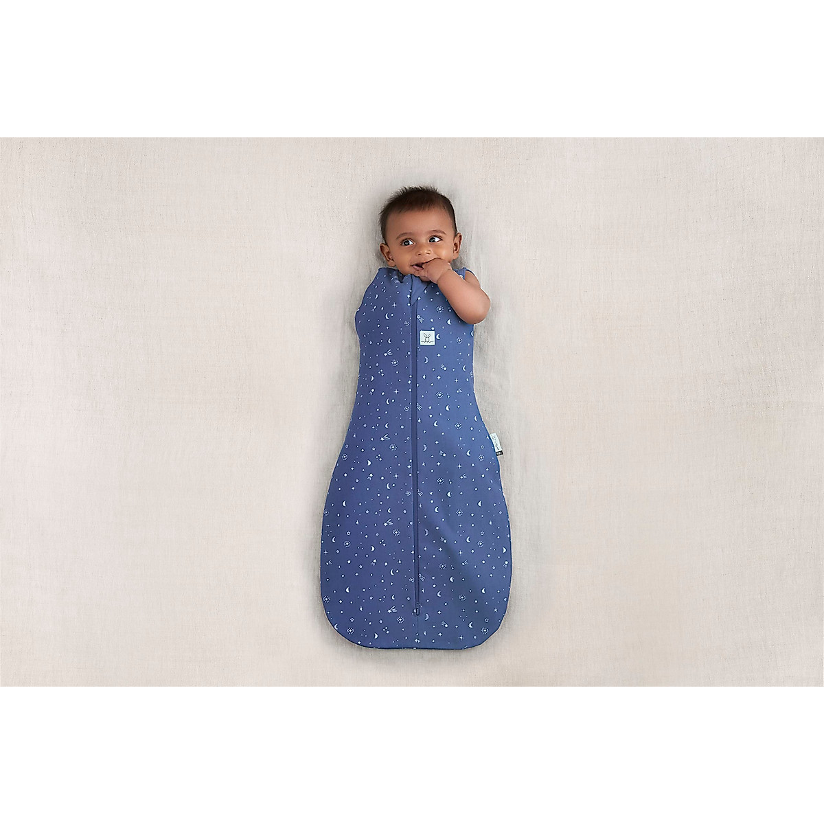 ergoPouch 1 tog Baby Sleep Sack 3-6 Months - Baby Sleeping Sack for Warm & Cozy Nights - Cocoon Swaddle Sack Baby Keeps Calm & Relaxed (Night Sky)