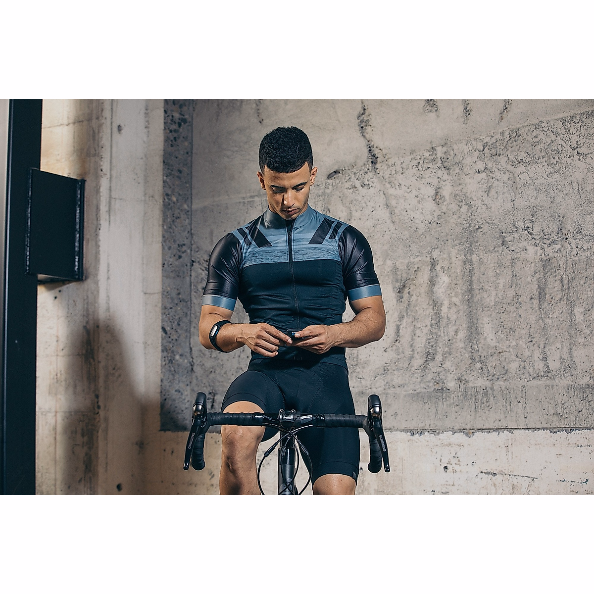 Wahoo ELEMNT ROAM V2 GPS Bike Computer + Heart Rate Monitor Bundle