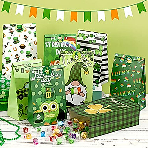 FEBSNOW St Patrick's Day Gift Bags, 40 Pack Shamrock Candy Treat Goodie Bags Lucky Clover Kraft Paper Bags Small St Patrick's Day Gift Bags for Kids Party Favor Bags