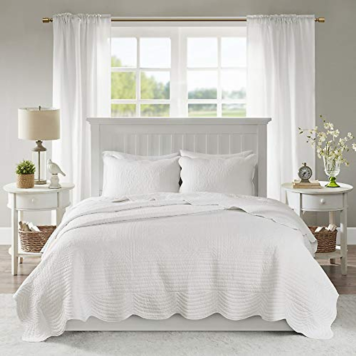 Madison Park Tuscany Quilt Set-Casual Damask Medallion Stitching Design Lightweight Coverlet Bedspread Bedding, Shams, Full/Queen (90 in x 90 in), Medallion White 3 Piece