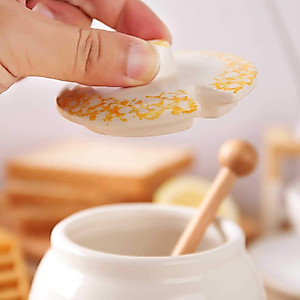 Kitchenexus Honey Pot, 15.5 OZ Ceramic Honey Jar with Lid and Wooden Dipper for Home Kitchen, Porcelain Honey Container for Storage (Yellow)