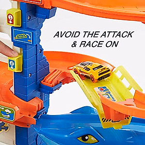 Hot Wheels City Toy Car Track Set Attacking Shark Escape Playset with 1:64 Scale Car, Race to Avoid Chomping Shark
