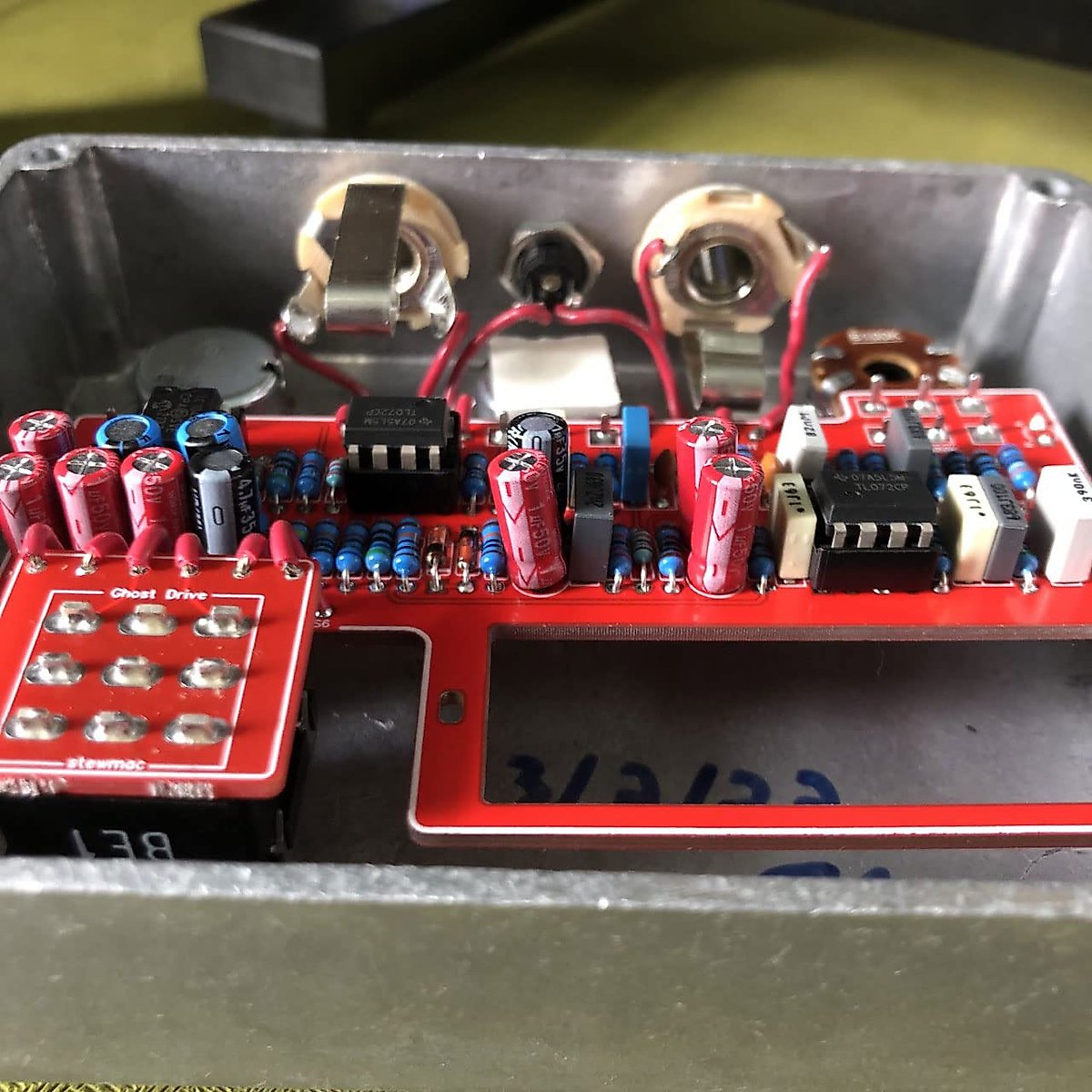 StewMac Ghost Drive Pedal DIY Build Your Own Overdrive Kit, With White Enclosure, Based on the Klon Centaur (12254-W)