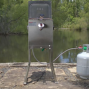 Bayou Classic 700-725 2.5-gal Stainless Bayou Fryer Freestanding or Table Top Includes Stainless Mesh Basket Fry Thermometer Drain Valve High Pressure Regulator w/ 48-in Stainless Braided LPG Hose