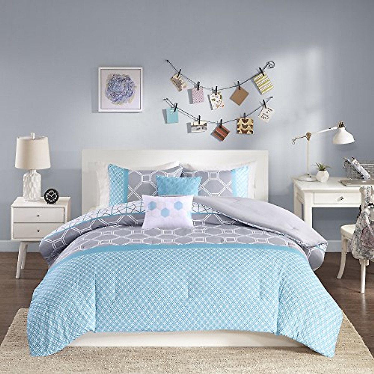 Intelligent Design Clara -All Seasons Comforter Set -5 Piece - Blue - Geometric Pattern - Full/Queen Size - Includes 1 Comforter, 2 Shams, 2 Decorative Pillows - Ideal For Guest Room