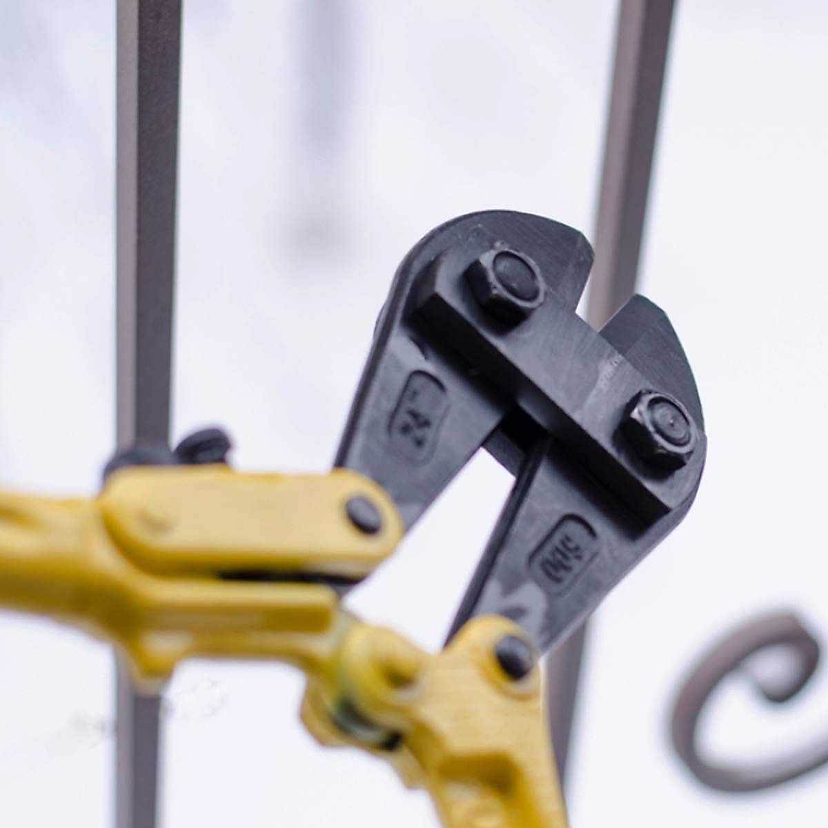 Tolsen Bolt Cutters Heavy Duty, Bolt Cutter for Padlocks, 42-inch Heavy Duty Bolt Cutter, Chain, Rods, Rivets, Locks and Wire Cutter - Ergonomic Non-Slip Handle Bolt Cutter - 42'' Bolt Cutter