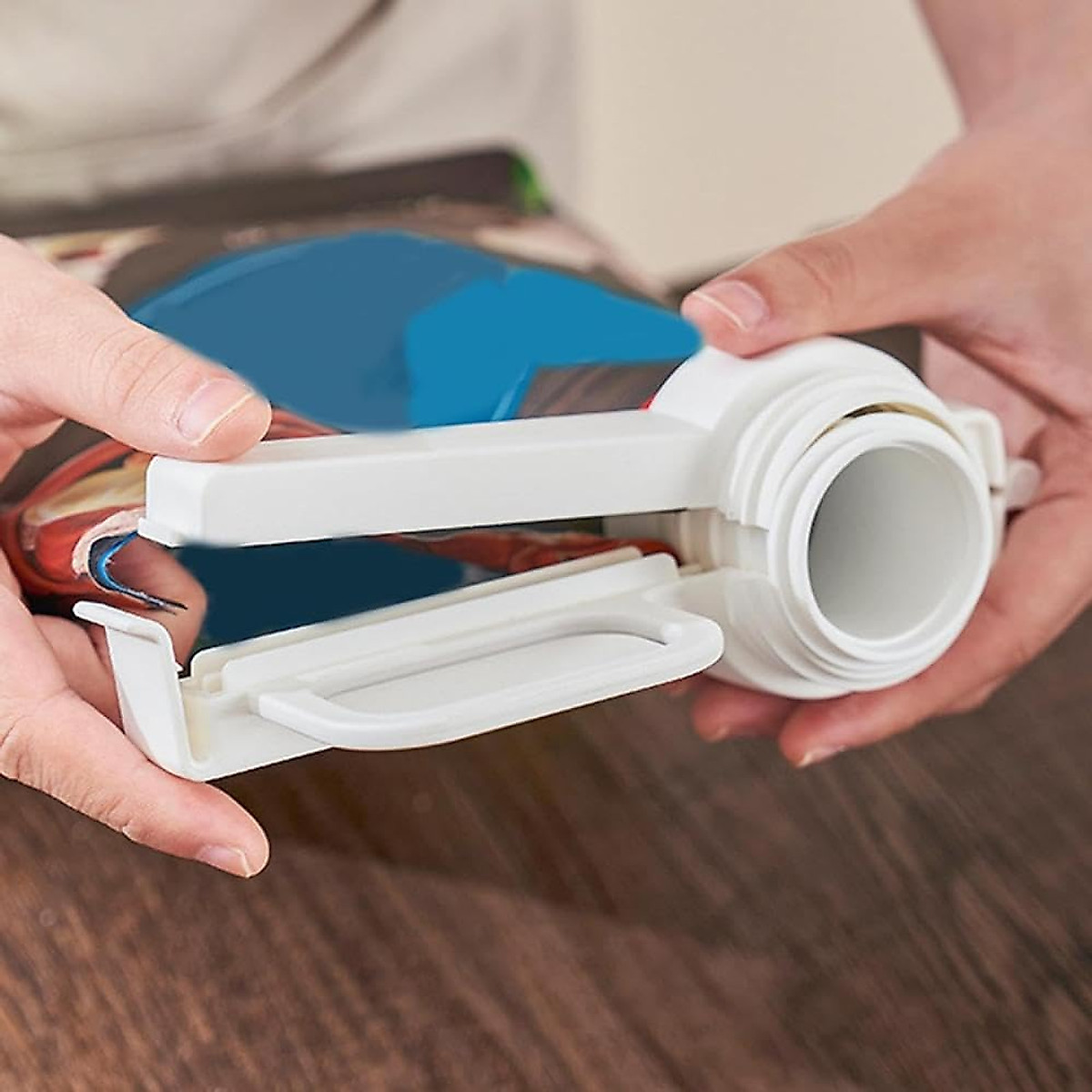 2PCS Food Bag Clips with Pour Spout Food Bag Clip with Pour Spout Bag Spout Clip Suitable for Flour, Snack Bags Clips for Kitchen Bag Sealing Clip with Pour Spout Bag Clips for Food Storage (2PCS)