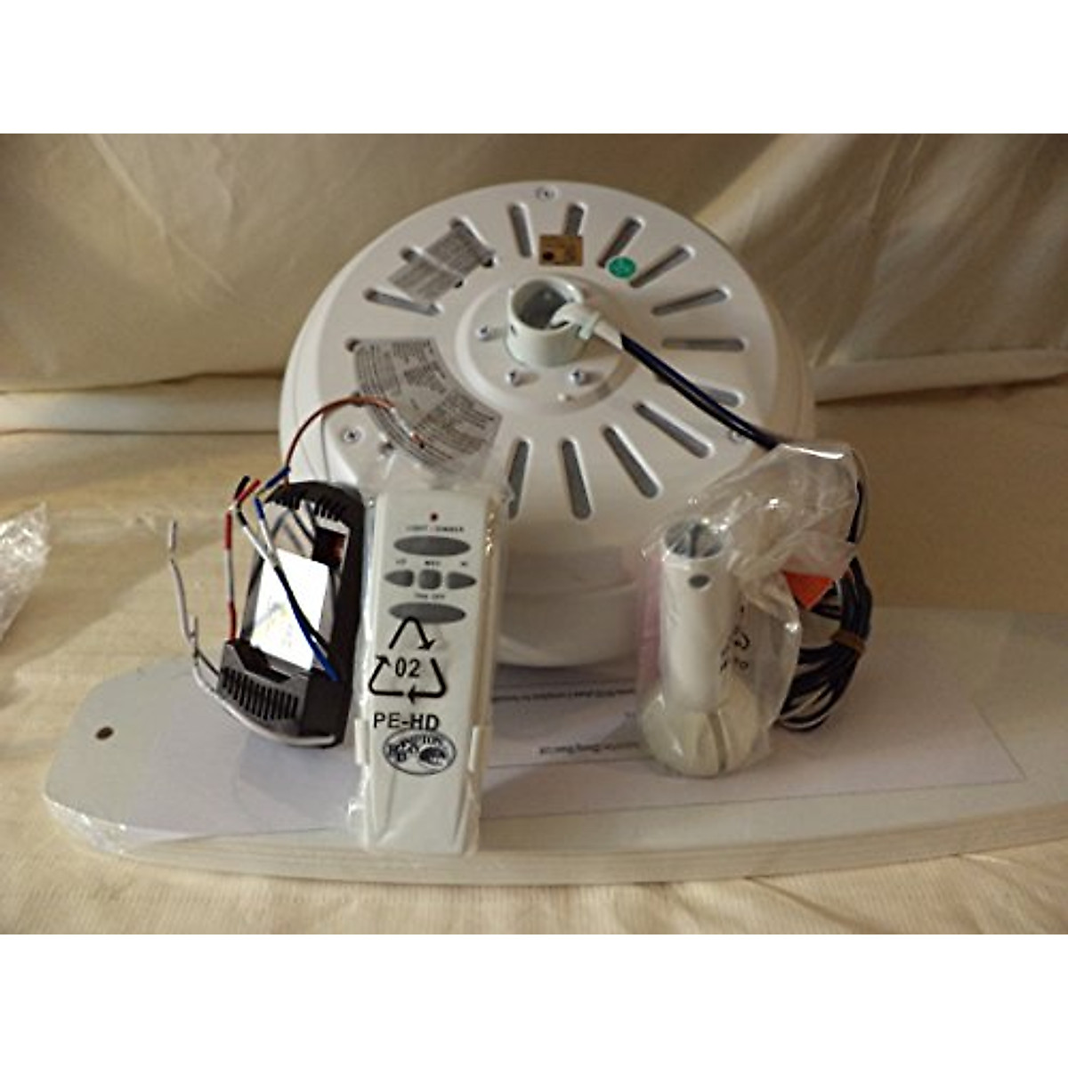 Hampton Bay Southwind 52" Reversible blades Maple/White - White w/Remote control - Dimmable