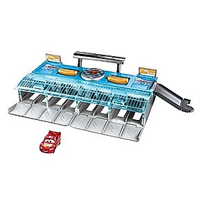 Mattel Disney and Pixar Cars Toys, Ultimate 2-in-1 Launcher & Carry Case with Lightning McQueen Toy Car, Launch 8 Vehicles Together