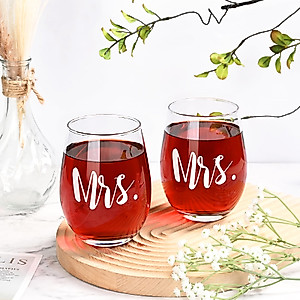 Futtumy 17 Oz Mrs and Mrs Wine Glass Set of 2, Lesbian Gifts, Engagement Gifts for Couples, Gifts for Newly Engaged Couples Her Wife Girlfriend, Lesbian Gifts for Birthday Anniversary Valentine's Day