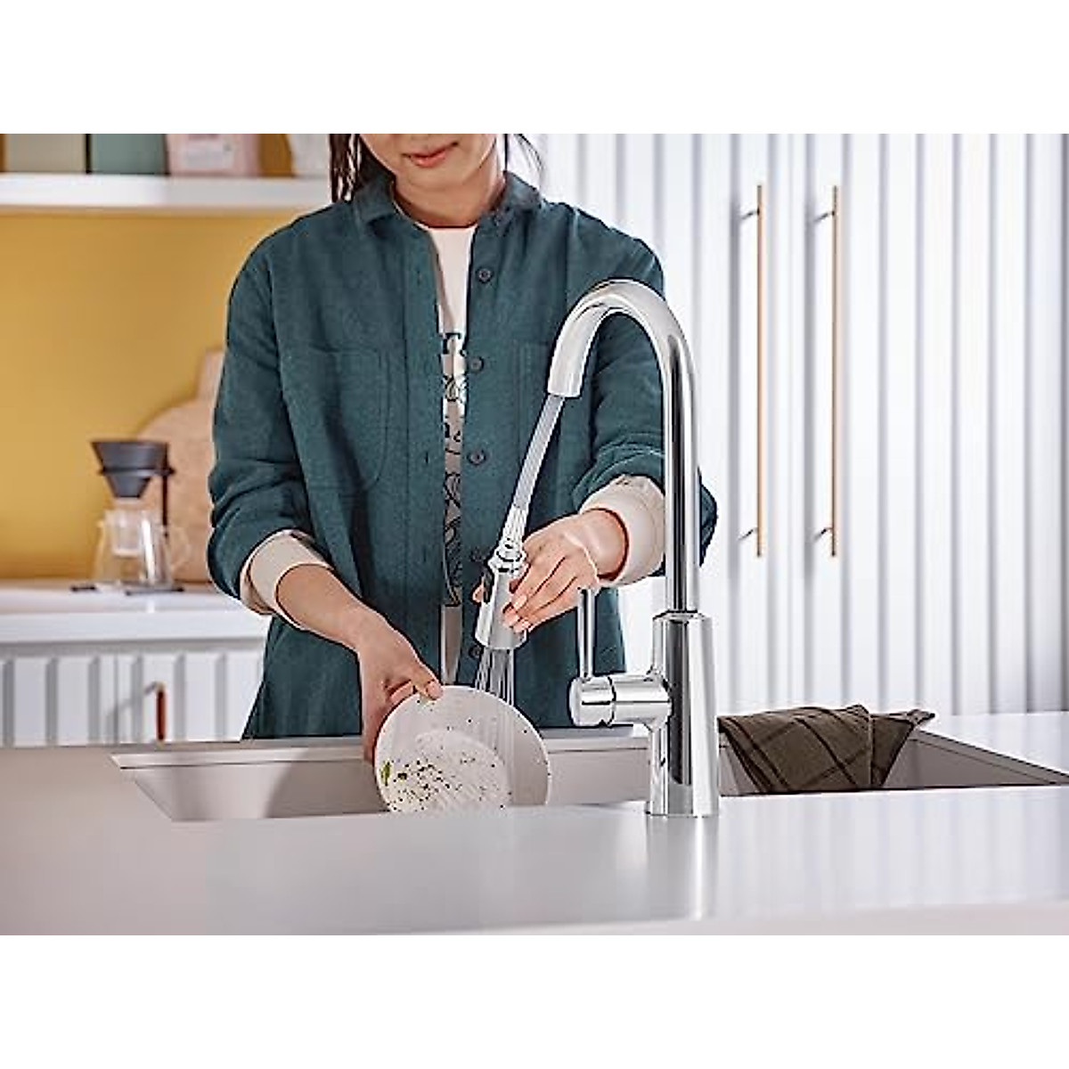 Moen 7402EW Riley Single Handle Chrome High Arc Pull Down Kitchen Faucet with Motionsense Wave, Power Clean Spray Technology, and Reflex System, Sensor, Modern, Aa Batteries