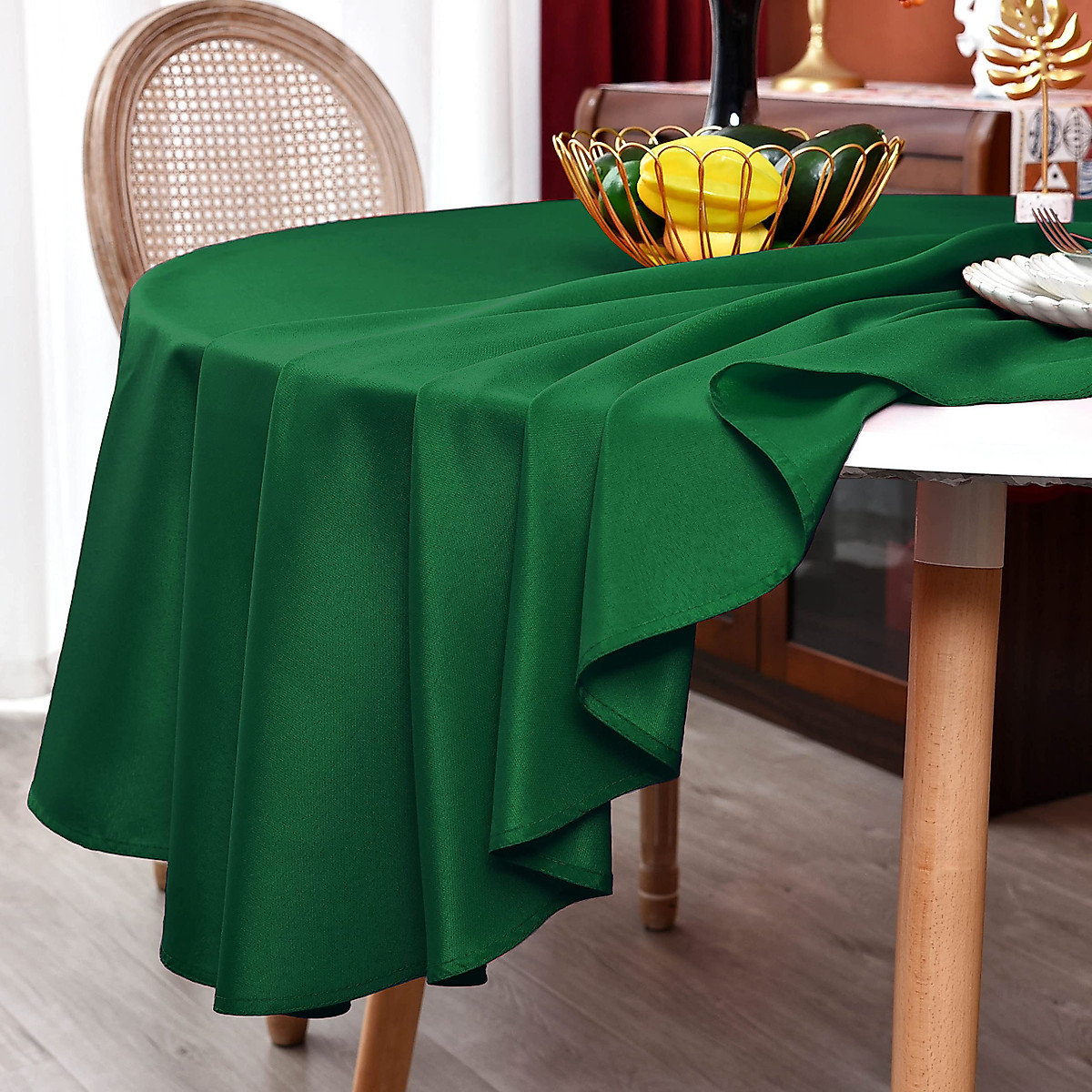 MEANMOY Green 210 GSM Water & Stain Resistant Round Tablecloth for Circle Table - Solid 48 Inch Table Cloth Cover in Wrinkle Free Durable Washable Polyester Fabric for Wedding, Party, Banquet, Dinner