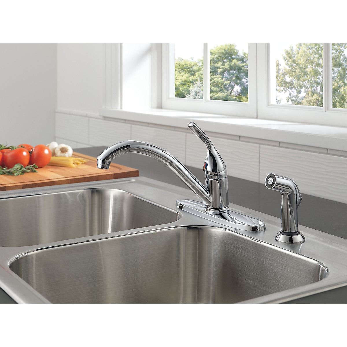 Delta Faucet Classic Single-Handle Kitchen Sink Faucet with Side Sprayer in Matching Finish, Chrome 400-DST