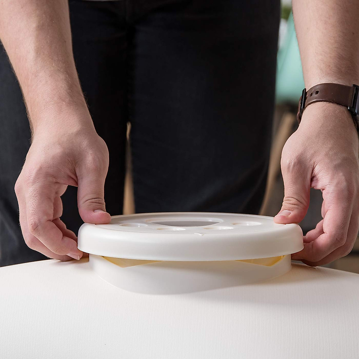 IRIS USA Large Igloo Shaped Dog House, White/Almond