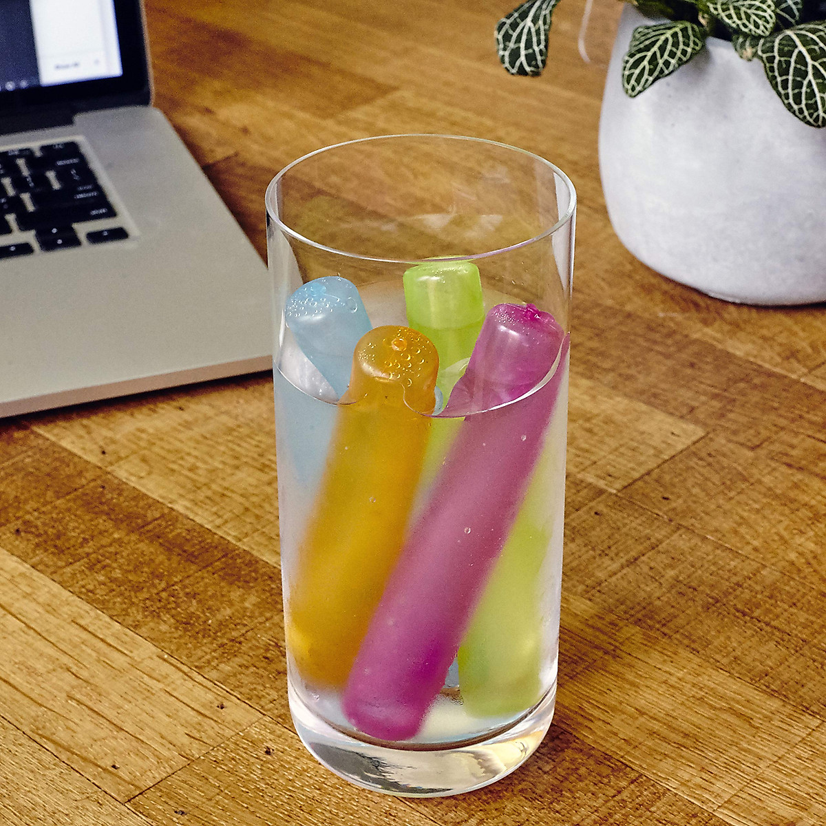 Kikkerland Colorful Reusable Plastic Ice Cubes, Washable Freezable Plastic Ice Cubes Sticks, Set of 8, Suitable for Drinks, Water Bottle, Whiskey & Wine