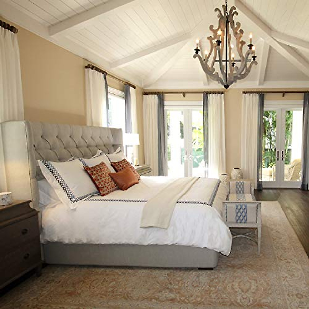 Amazon Basics 60W Equivalent, Clear, Daylight, Dimmable, 15,000 Hour Lifetime, B11 (E12 Candelabra Base) LED Light Bulb | 3-Pack