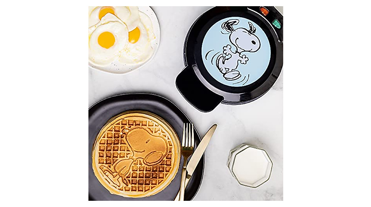 Uncanny Brands Snoopy Waffle Maker - Fun Breakfasts