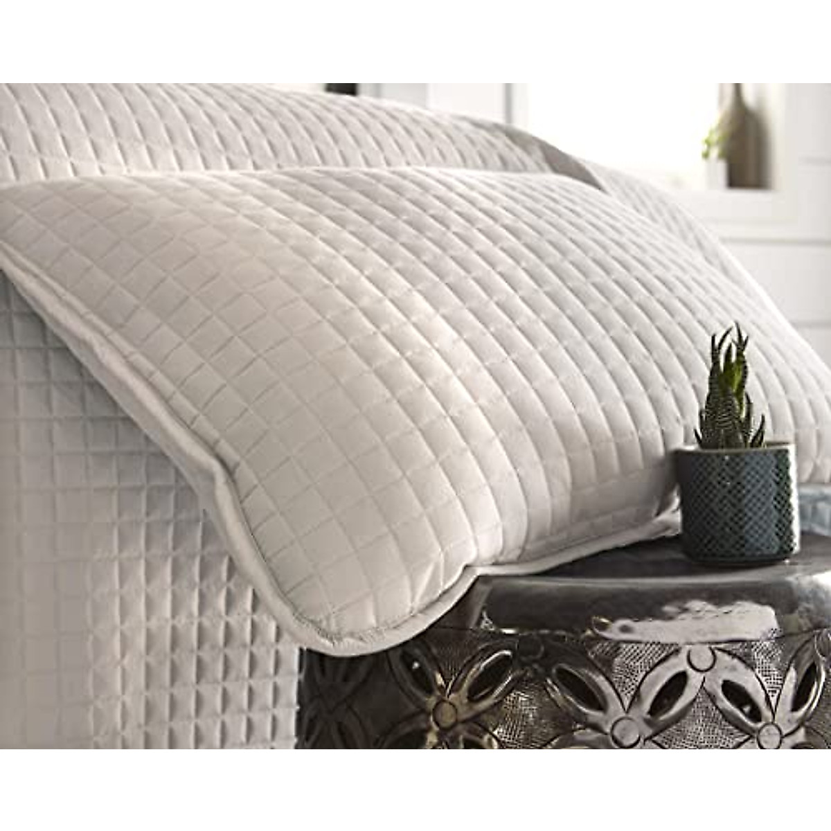 Vilano Springs, Premium Quality, Soft, Wrinkle & Fade Resistant, Easy Case, Oversized Quilt Cover Set with 1 Quilt Set and 2 Shams, King/California King, Bone