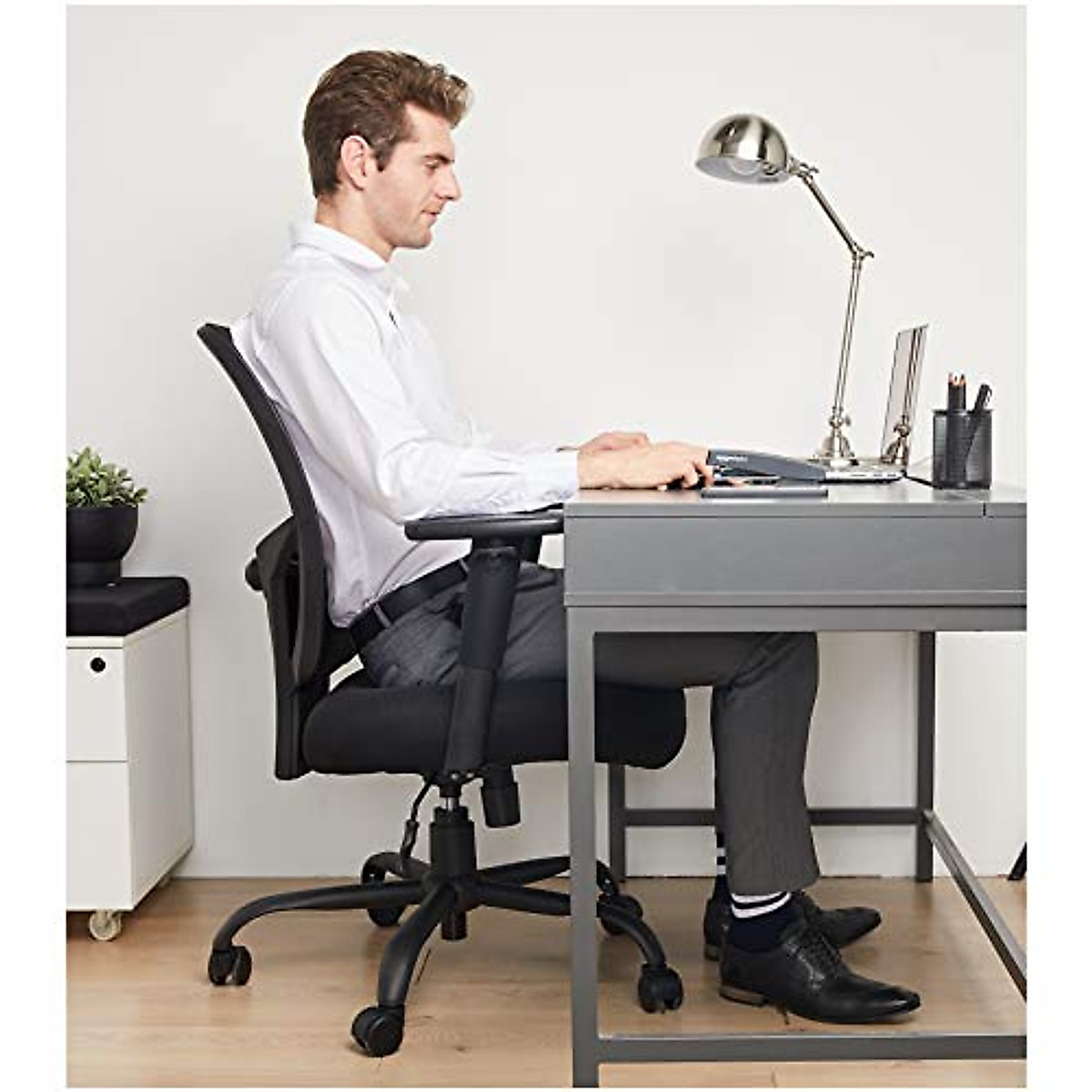 Amazon Basics Big & Tall Swivel Office Chair - Mesh with Lumbar Support, 450-Pound Capacity - Black