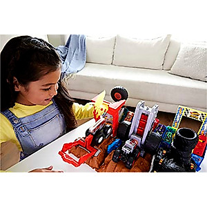 Hot Wheels Arena Smashers 5-Alarm Fire Crash Challenge Playset, 5-Alarm Toy Truck in 1:64 Scale & Crushable Car