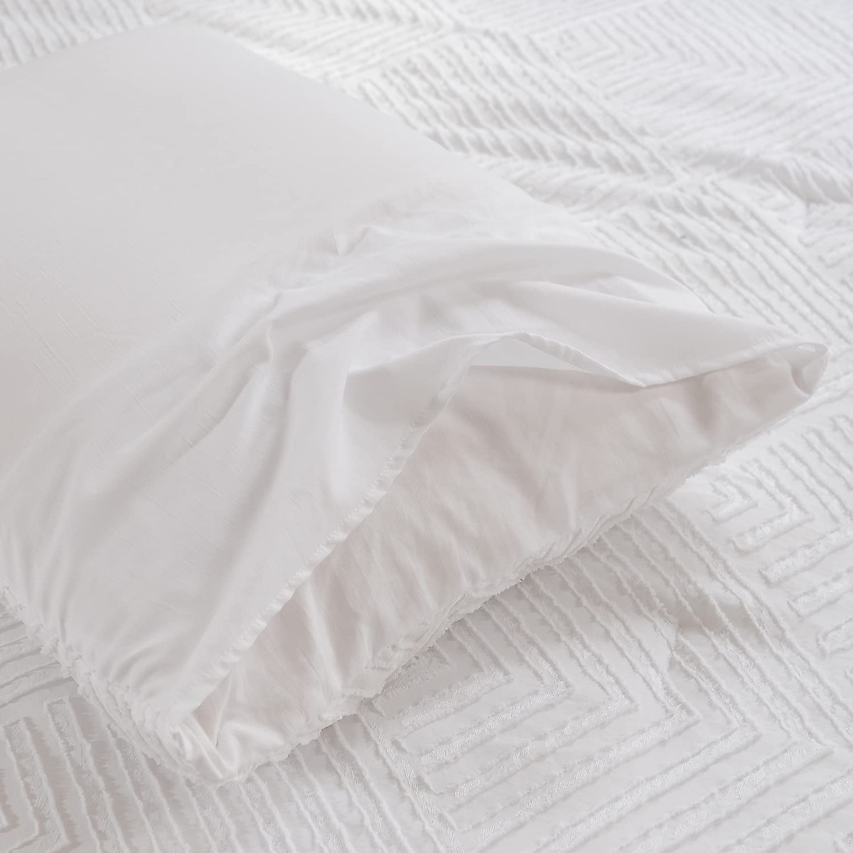 LAVACHEY Queen Comforter Set, White Boho Bedding Comforter Sets Extra Fluffy, Tufted Design Bed Comforter 3 Pieces (1 Comforter, 2 Pillowcases)