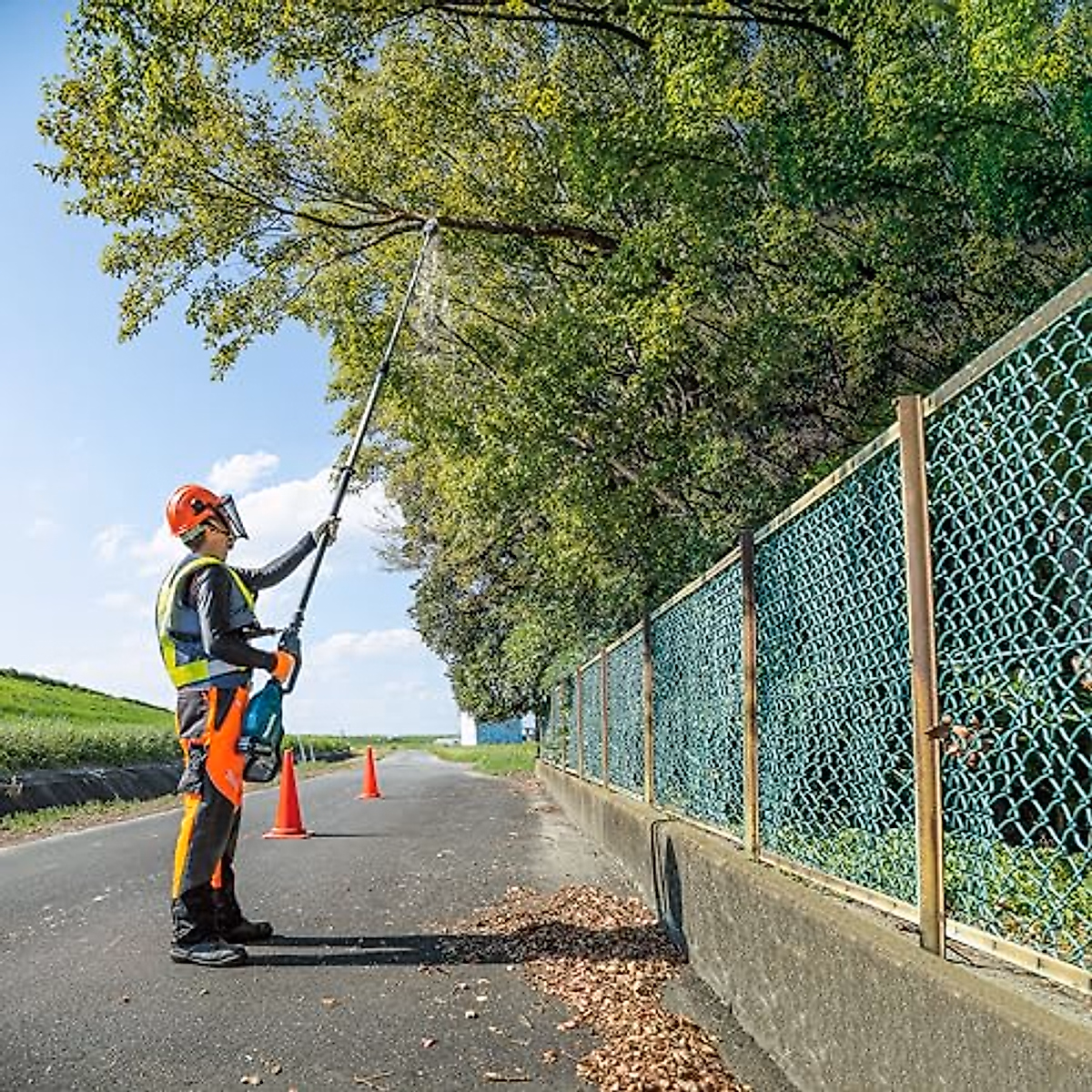 Makita UA004GZ 40V Max Li-ion XGT Brushless 300mm (12”) Telescopic Pole Saw – Batteries and Chargers Not Included