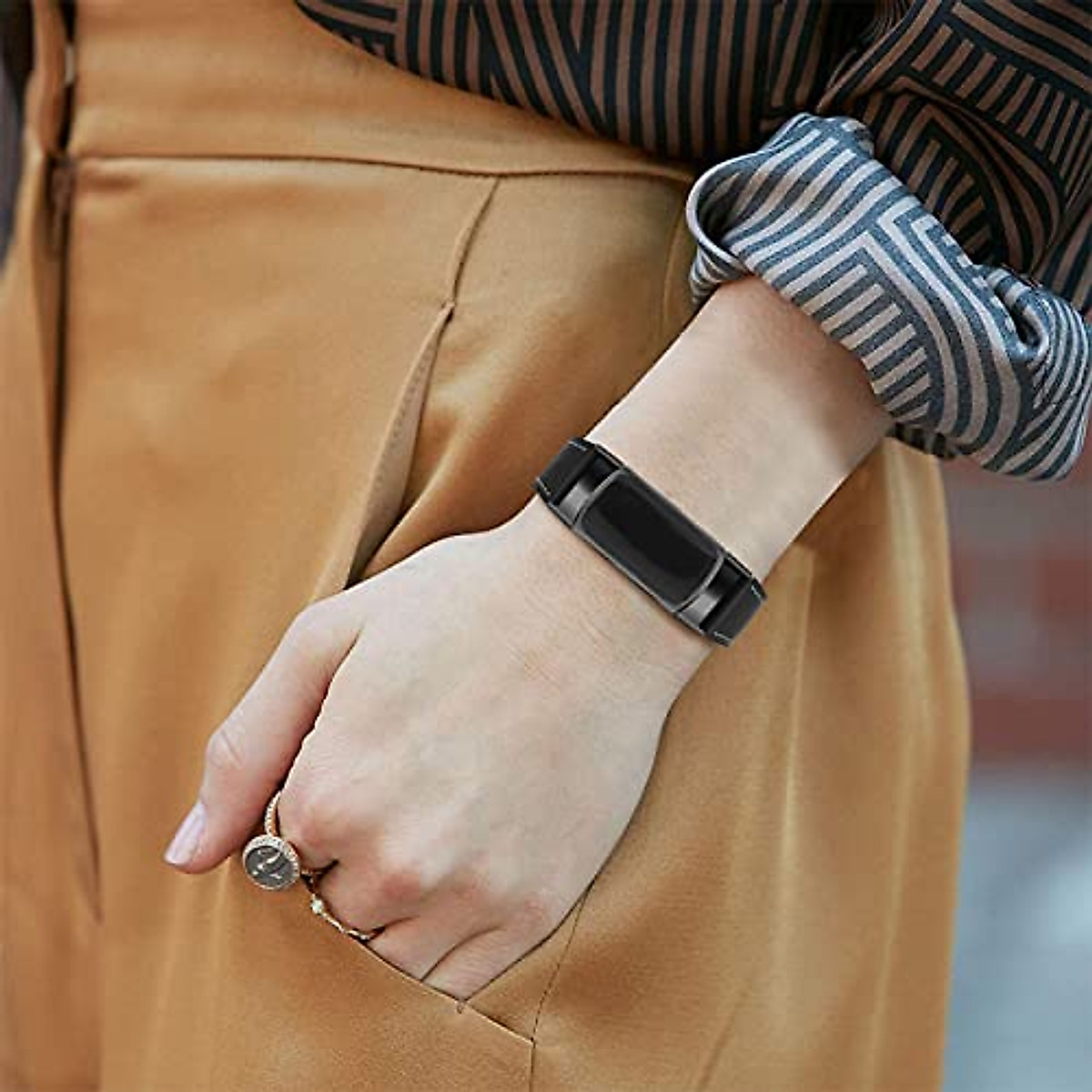 Mtozon Leather Bands Compatible with Fitbit Charge 5, Replacement Genuine Leather Straps for Women Men, Black