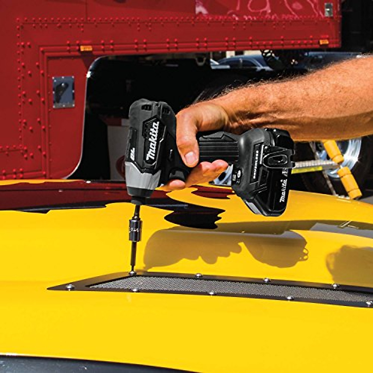 Makita XDT15R1B 18V LXT Lithium-Ion Sub-Compact Brushless Cordless Impact Driver Kit (2.0Ah)