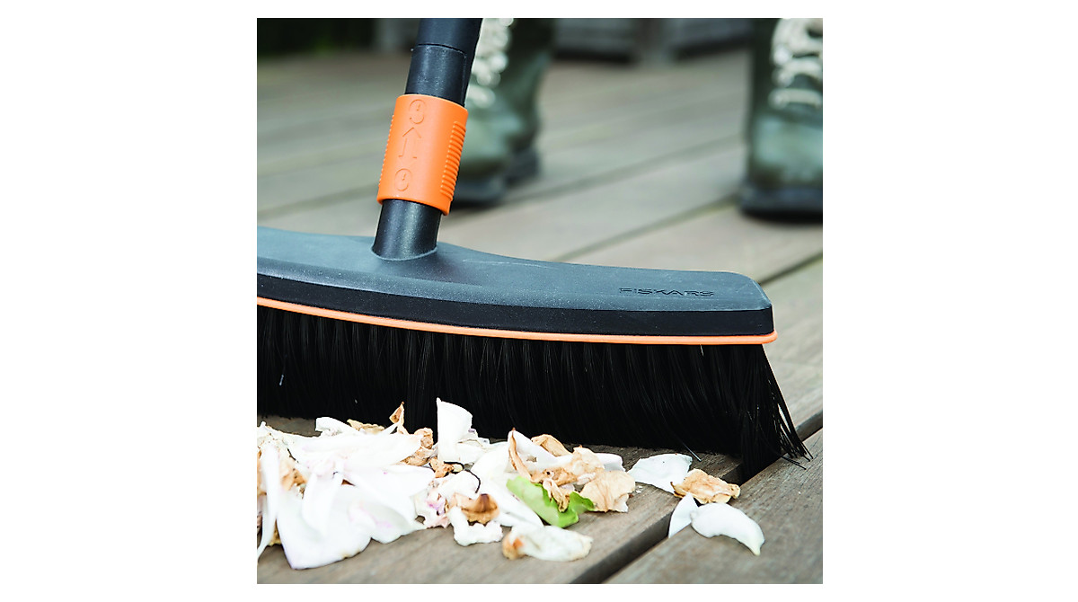 Fiskars Street Broom 38cm - Durable QuikFit Garden & Driveway Cleaner