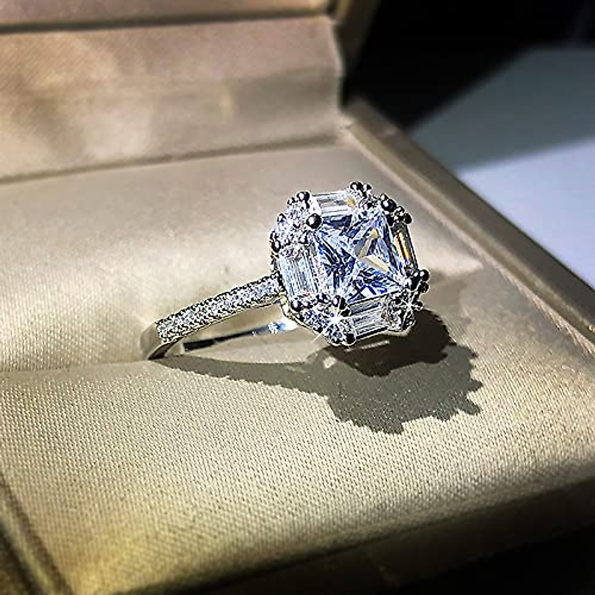 S925 Sterling Silver Simulated Diamond Ring 18k Platinum Moissanite Four-claw Princess Solitaire Ring Fashion Ultra Flash Diamond 4 Carat Zircon Wedding Engagement Ring (US Code 7)