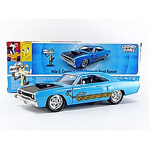 Jada 1:24 Diecast 1970 Plymouth Roadrunner with Wile E Coyote Figure