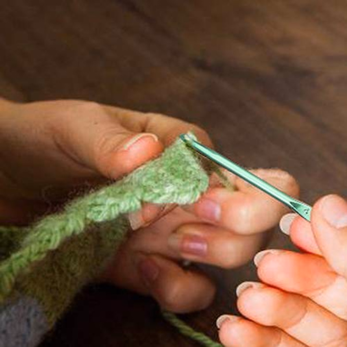 CHuangQi 12 Sizes Multicolor Aluminum Crochet Hooks, Knitting Needles Kit, Weave Yarn Craft Set, Random Color, 2-8 mm