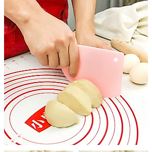 Pink curved plastic scraper Cake cream scraper (size: length 5.3 inches × width 3.7 inches)