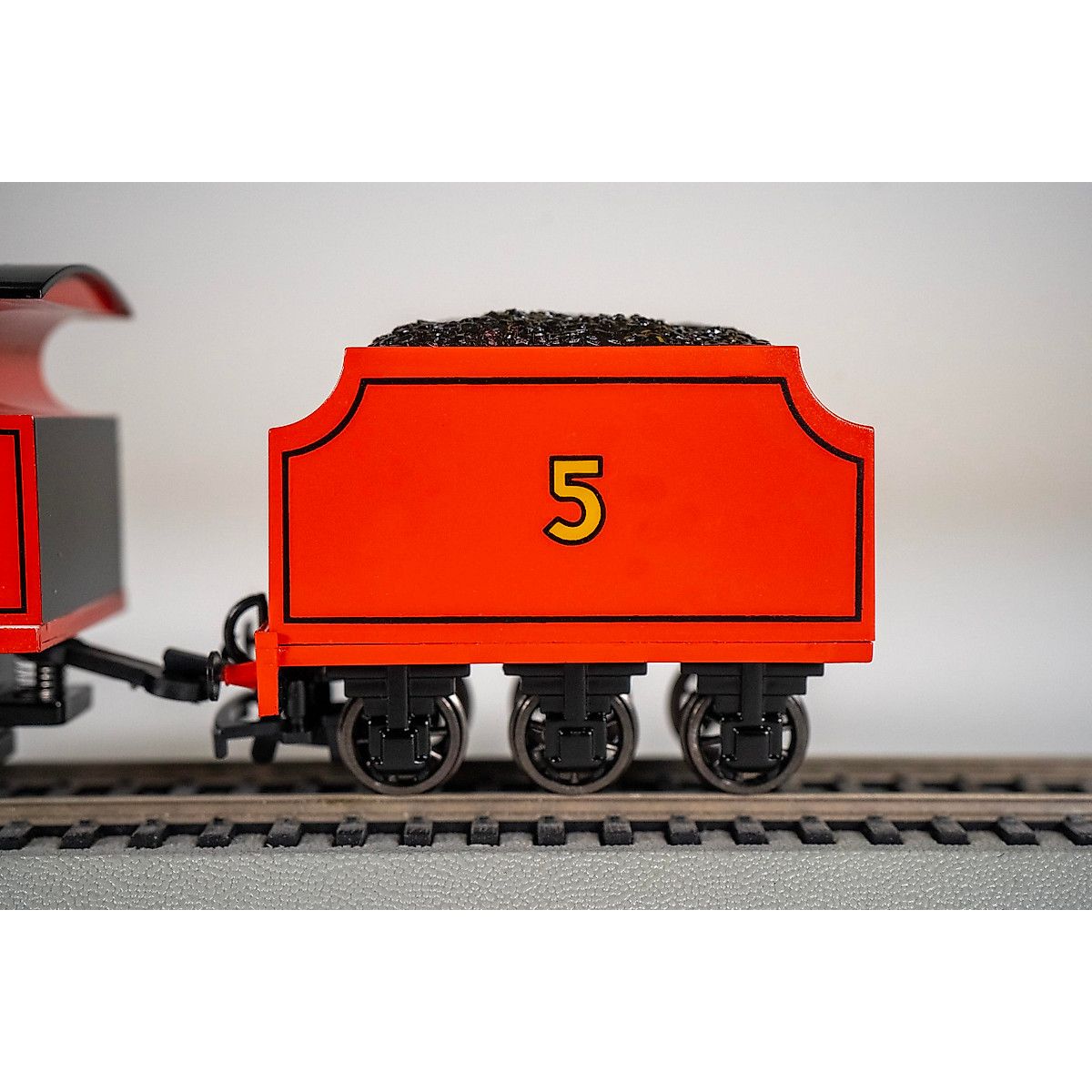 Bachmann Trains - THOMAS & FRIENDS JAMES THE RED ENGINE w/Moving Eyes - HO Scale