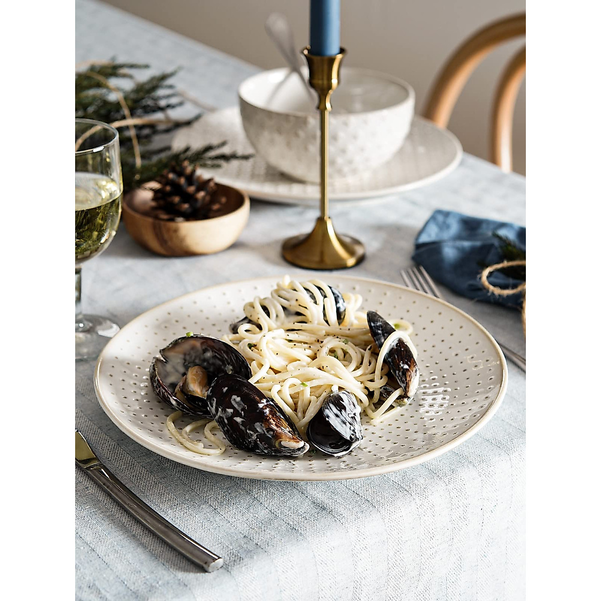 LE TAUCI Dinner Plates 10 Inch, Ceramic Dish Set for Kitchen, Embossed Serving Dish, Microwave Oven Dishwasher Safe, For Housewarming or Wedding - Set of 4, Arctic white