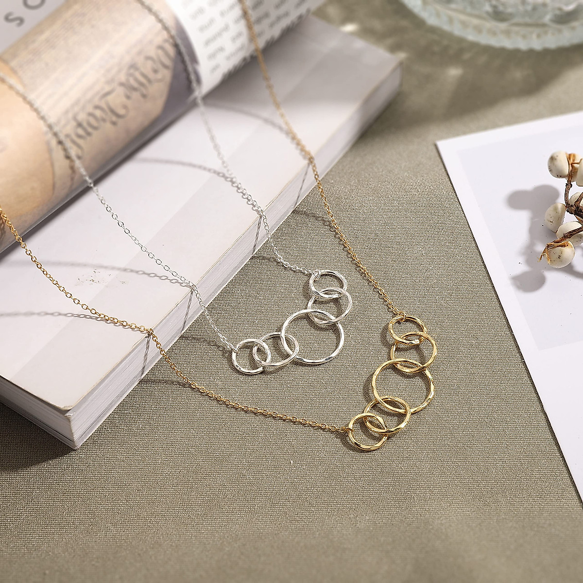 50th Birthday Gift for Women 5 Rings 5 Decade Necklace (in Spanish) Collar Regalo para Mujer Mama Jewelry for Mom Wife Daughter Sister Best Friend Ideas Turning 50-Year-Old Sterling Silver / Gold