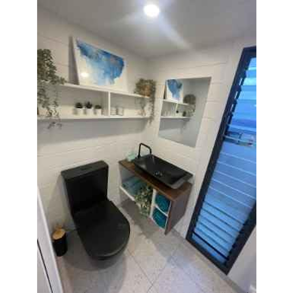 Motorhome with Steel Structure, Modern Design, Natural Light, and Scenic Views Through Aluminum Alloy aWindows and Solar-Powered (1800 * 600 * 800)