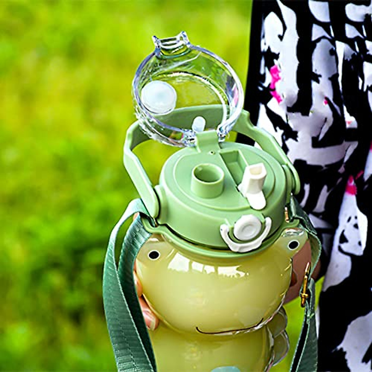 LIXERY Kawaii Frog Water Bottle Cute Clear Green Frog Water Bottle with Straw and Strap Plastic Drinking Bottle Leakproof Jug for Girl School Sport 29oz, 4.7*4.7*7.7 Inch (84RJ13VOTGO1242Q5KM)